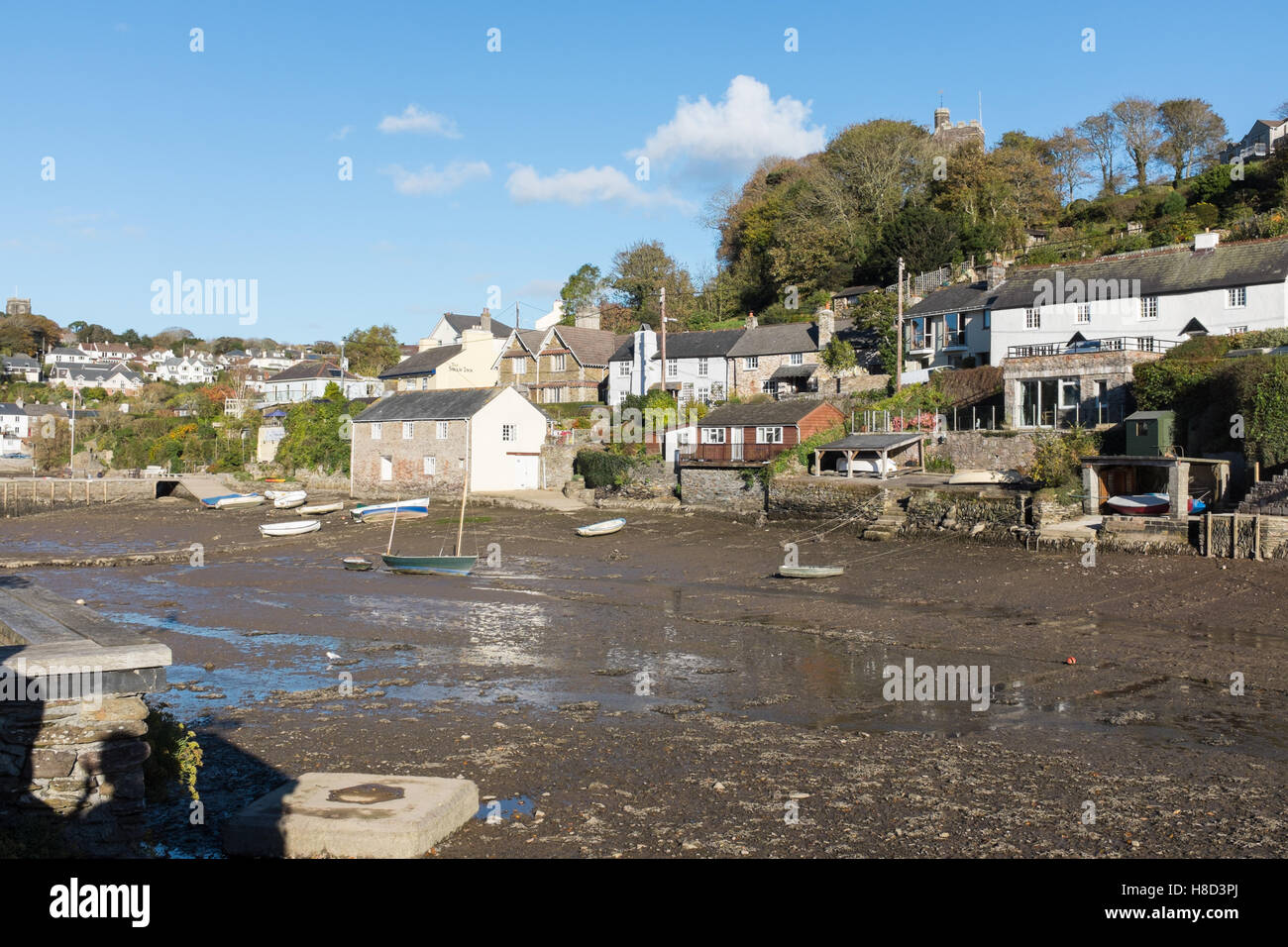 Low tide in the Devon town of Noss Mayo Stock Photo - Alamy