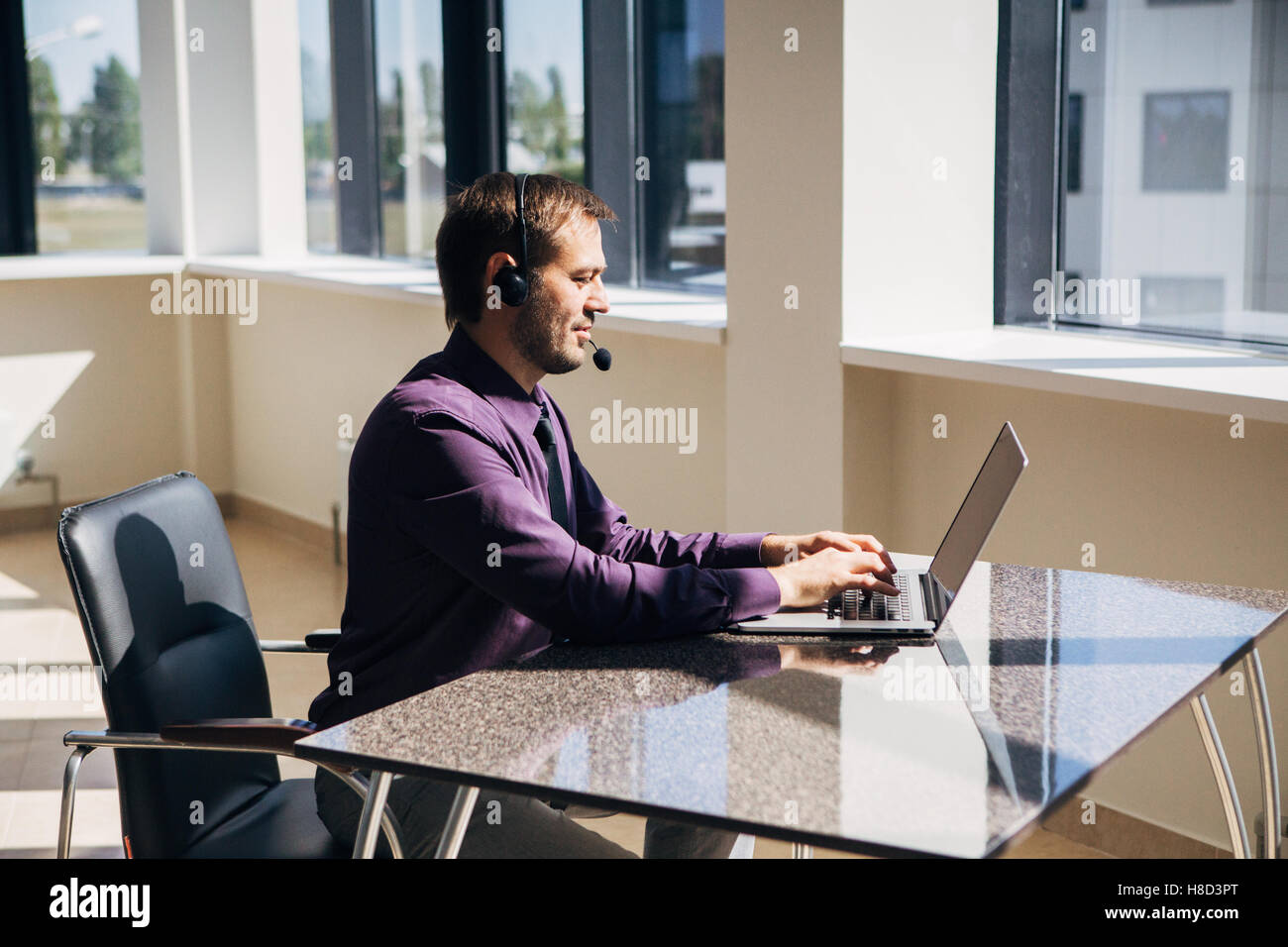 Helpful speaking hi-res stock photography and images - Alamy
