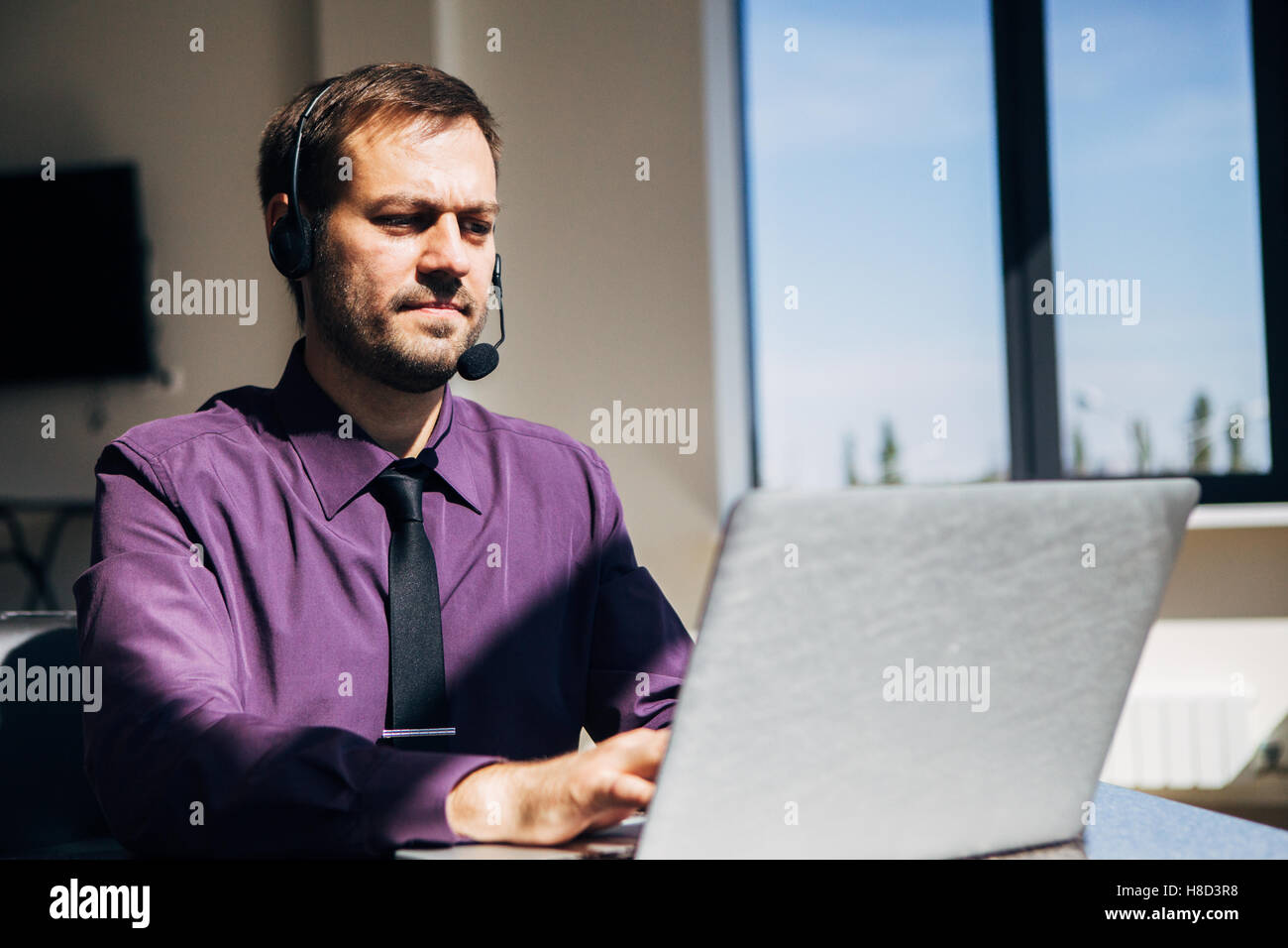 call center agent speaking with costumer Stock Photo - Alamy