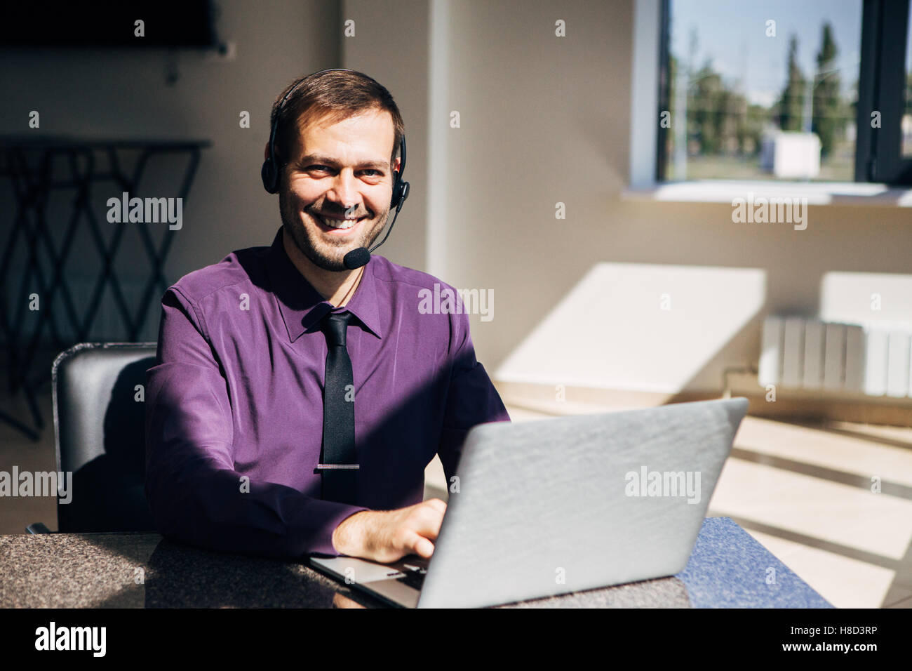 call center agent speaking with costumer Stock Photo - Alamy