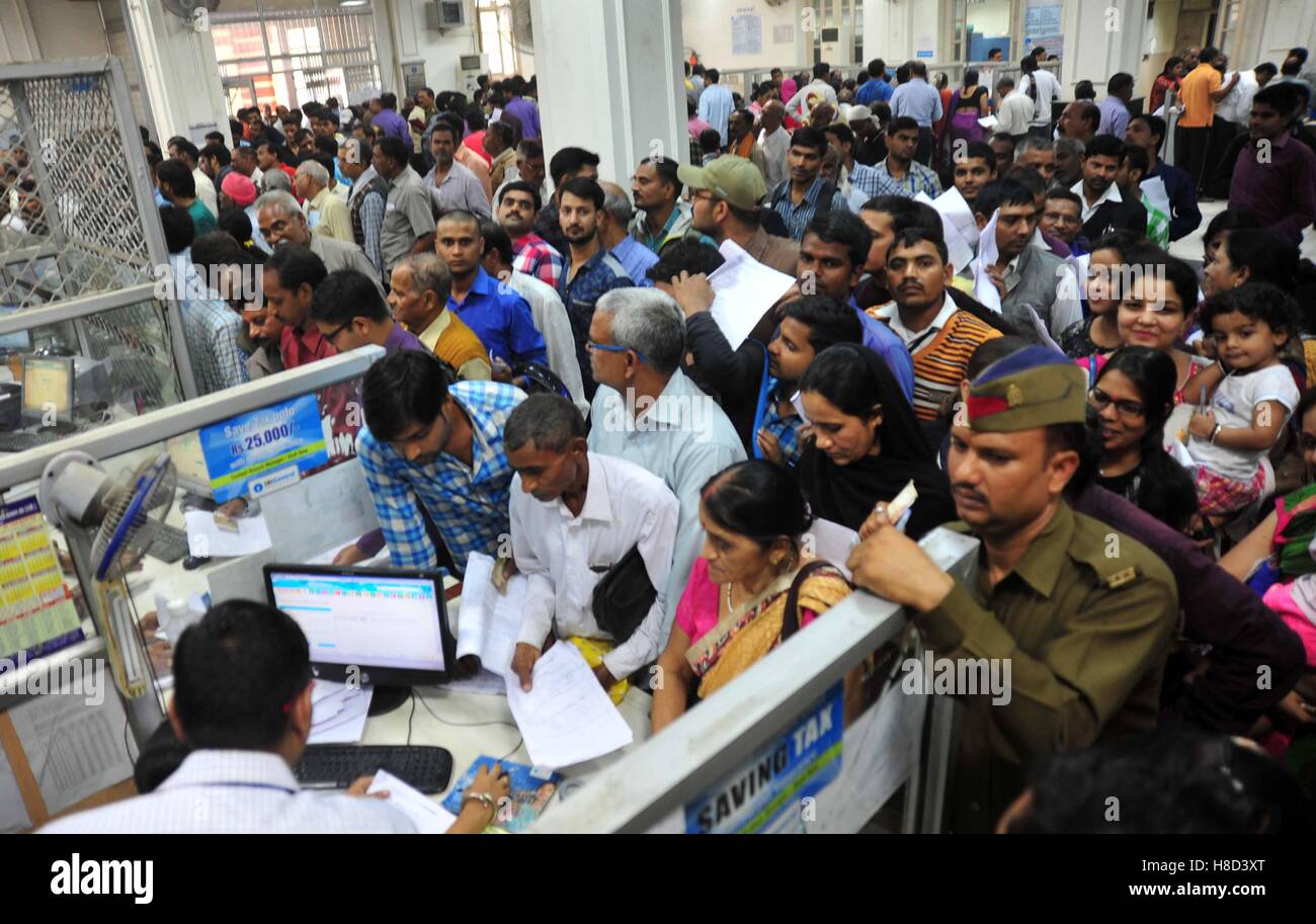 Bank queue india hi-res stock photography and images - Alamy
