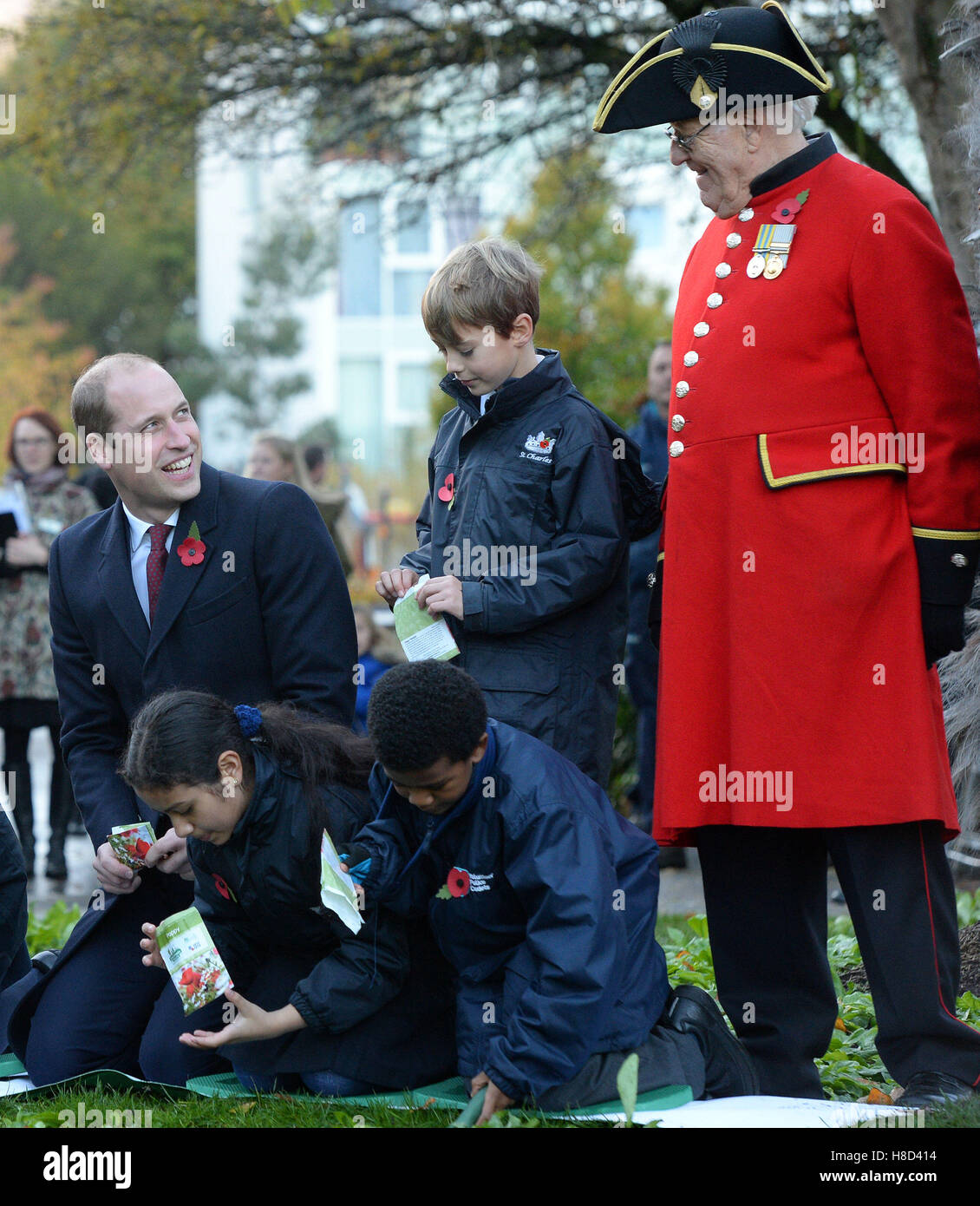 The Duke of Cambridge plants poppy seeds with children at Kensington ...
