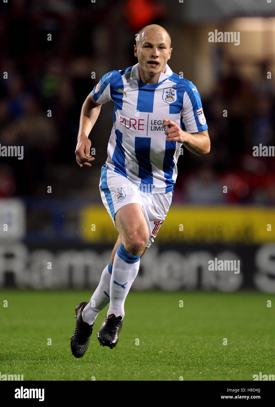 Huddersfield towns aaron mooy hi-res stock photography and images - Alamy