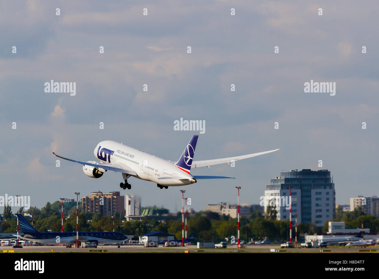 Boeing 787 takeoff hi-res stock photography and images - Alamy