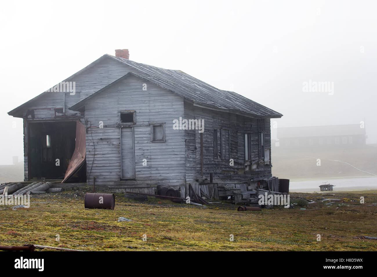 Eskimo house destroyed hi-res stock photography and images - Alamy