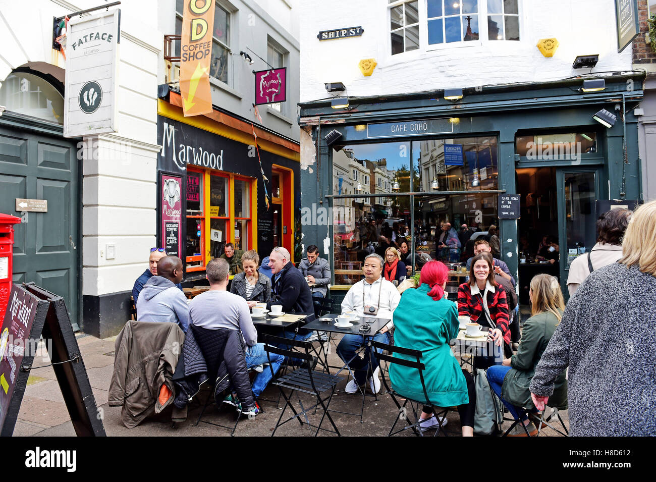 Cafe cafes coffee shop shops uk people hi-res stock photography and ...