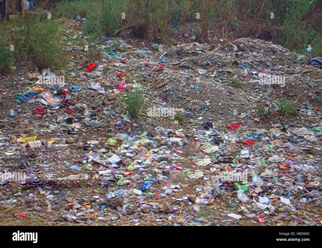 Terrible unsanitary conditions of Indian slum Stock Photo - Alamy
