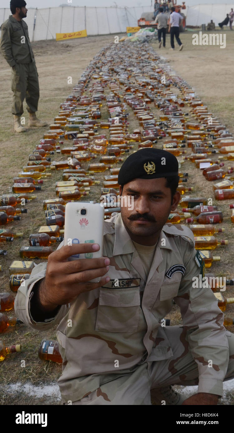 Lahore, Pakistan. 10th Nov, 2016. Pakistani paramilitary soldiers, anti ...