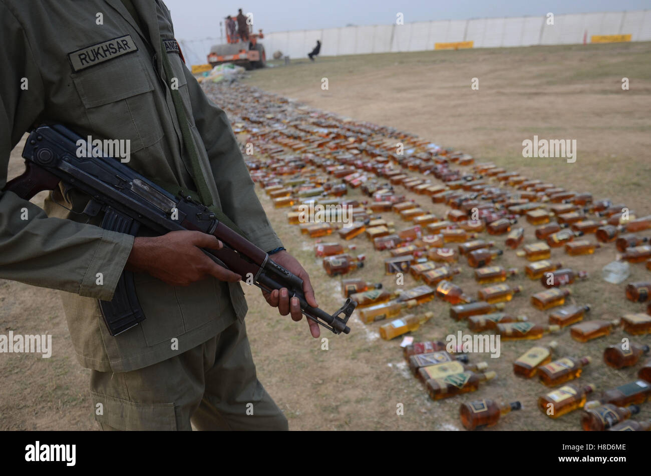 Lahore, Pakistan. 10th Nov, 2016. Pakistani paramilitary soldiers, anti ...