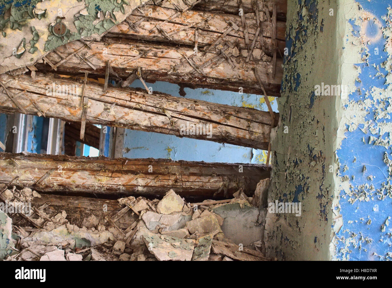Fallen down old abandoned house home ruin hi-res stock photography and ...