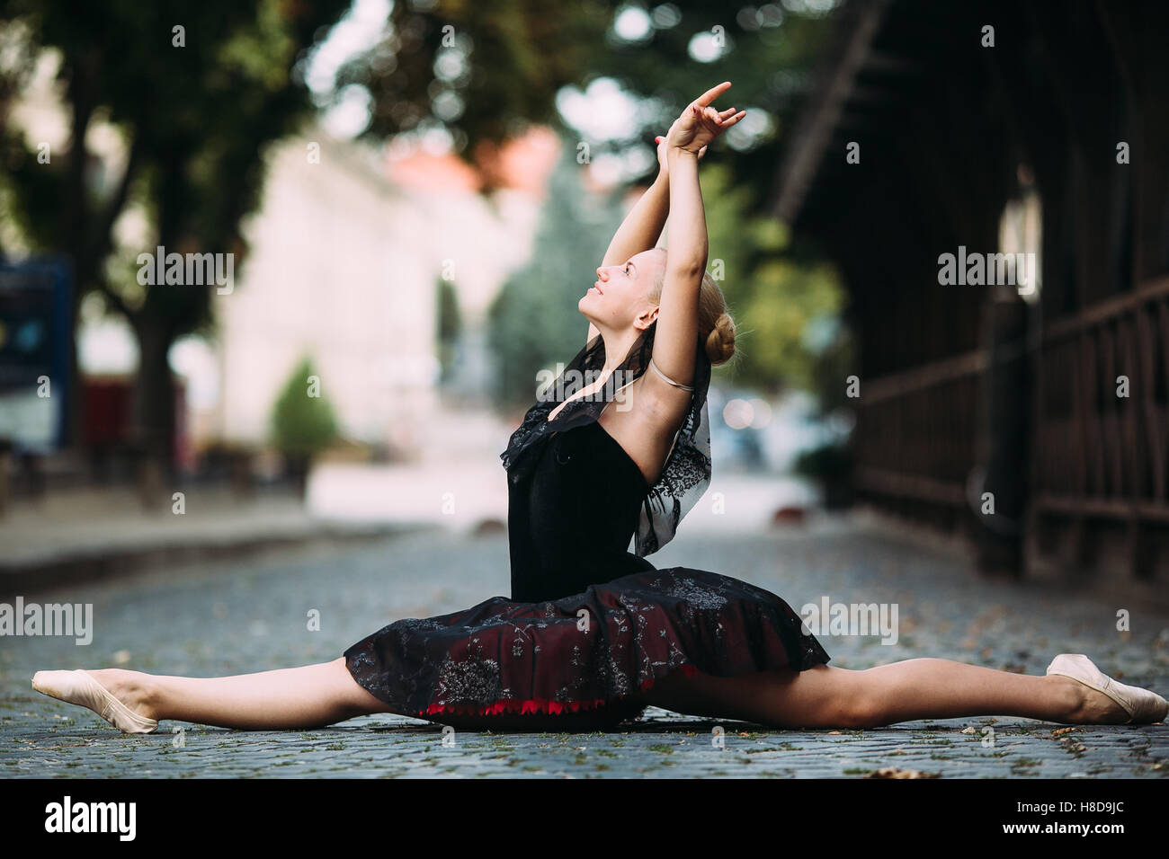 Ballerina doing the splits Stock Photo - Alamy