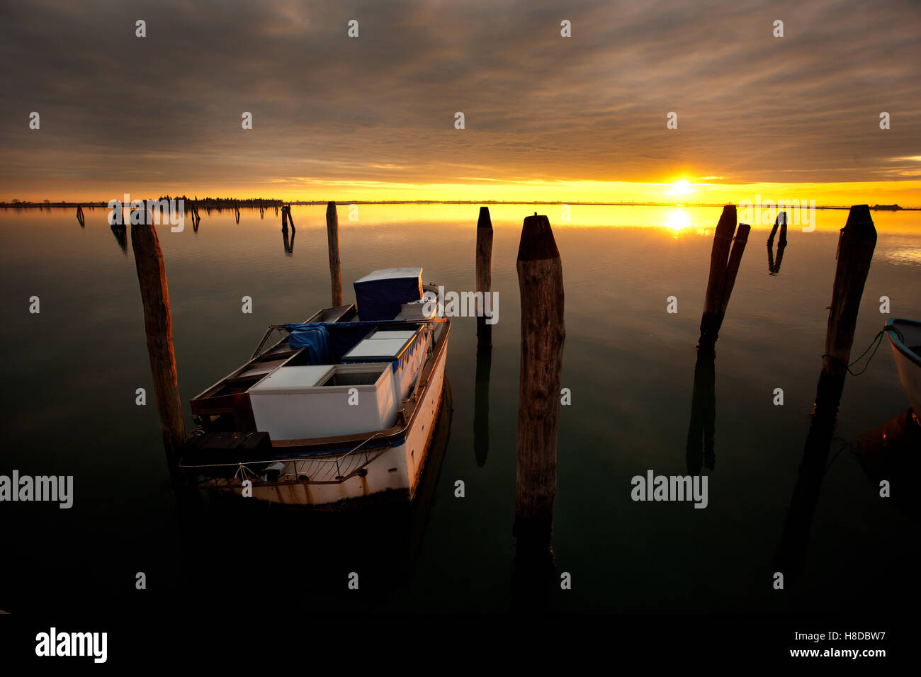 Primitive boat hi-res stock photography and images - Alamy