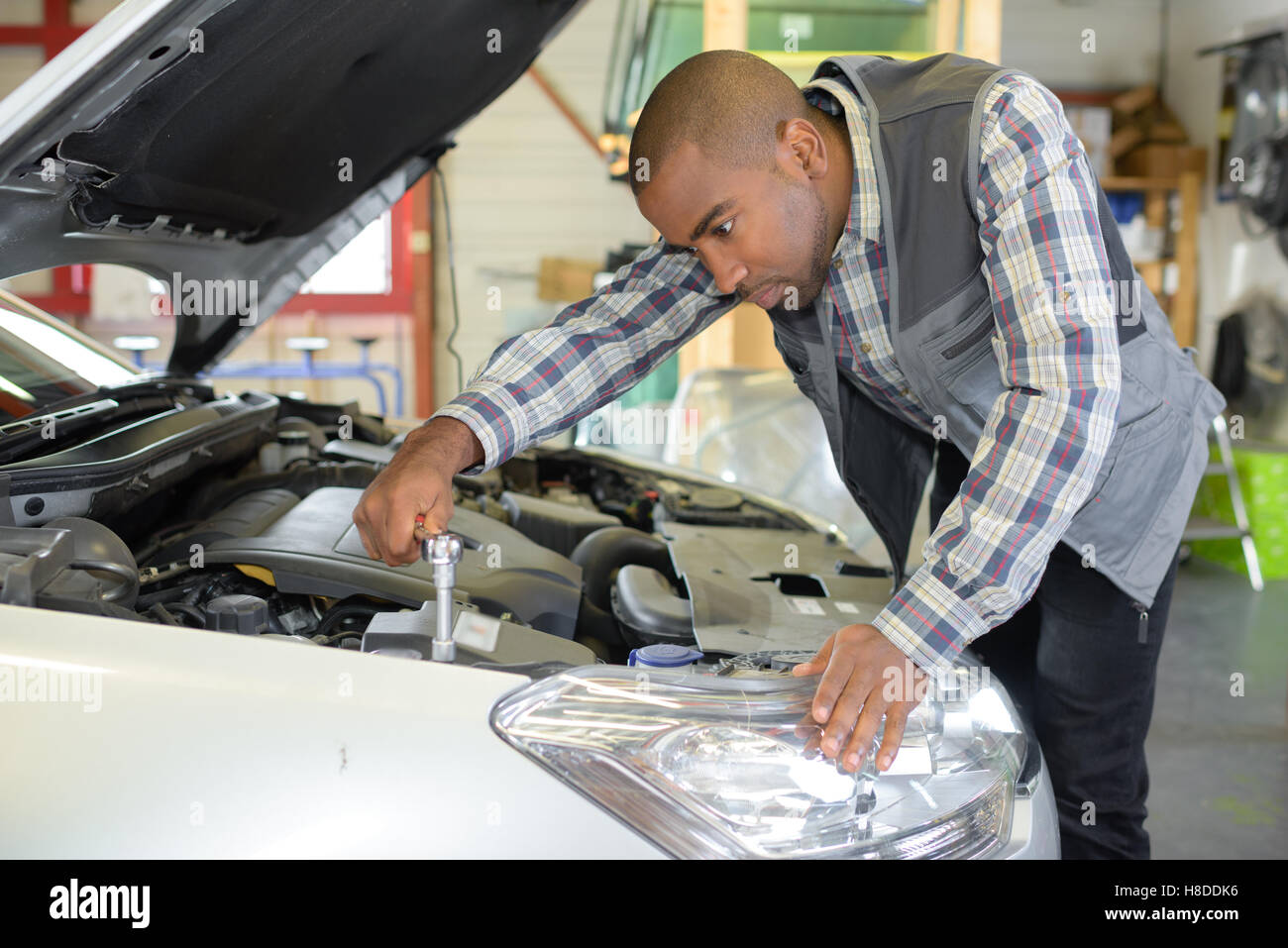 Mechanic working on car Stock Photo - Alamy