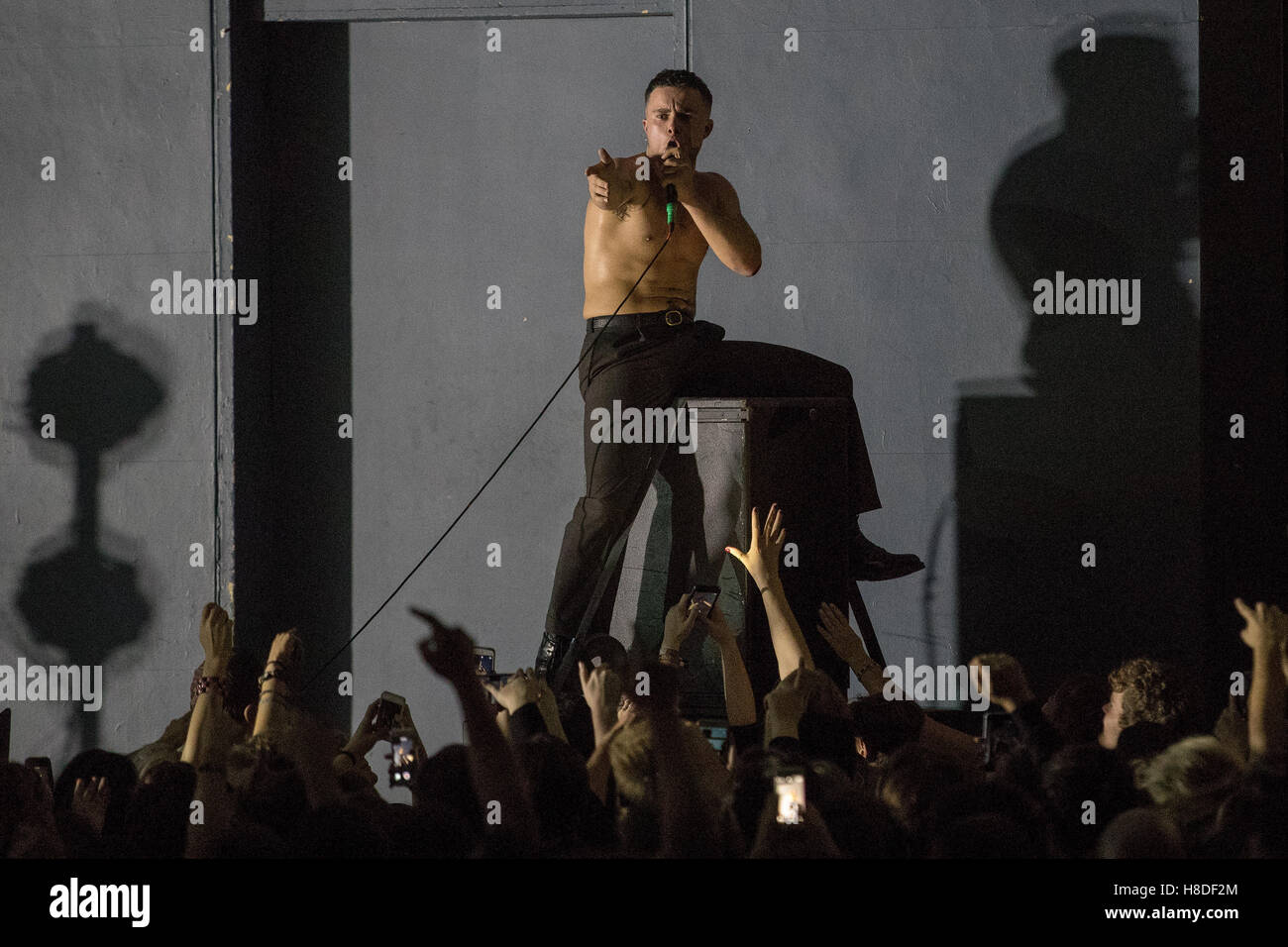 Bexhill, England. 10th November 2016, Slaves (Isaac Holman and Laurie ...