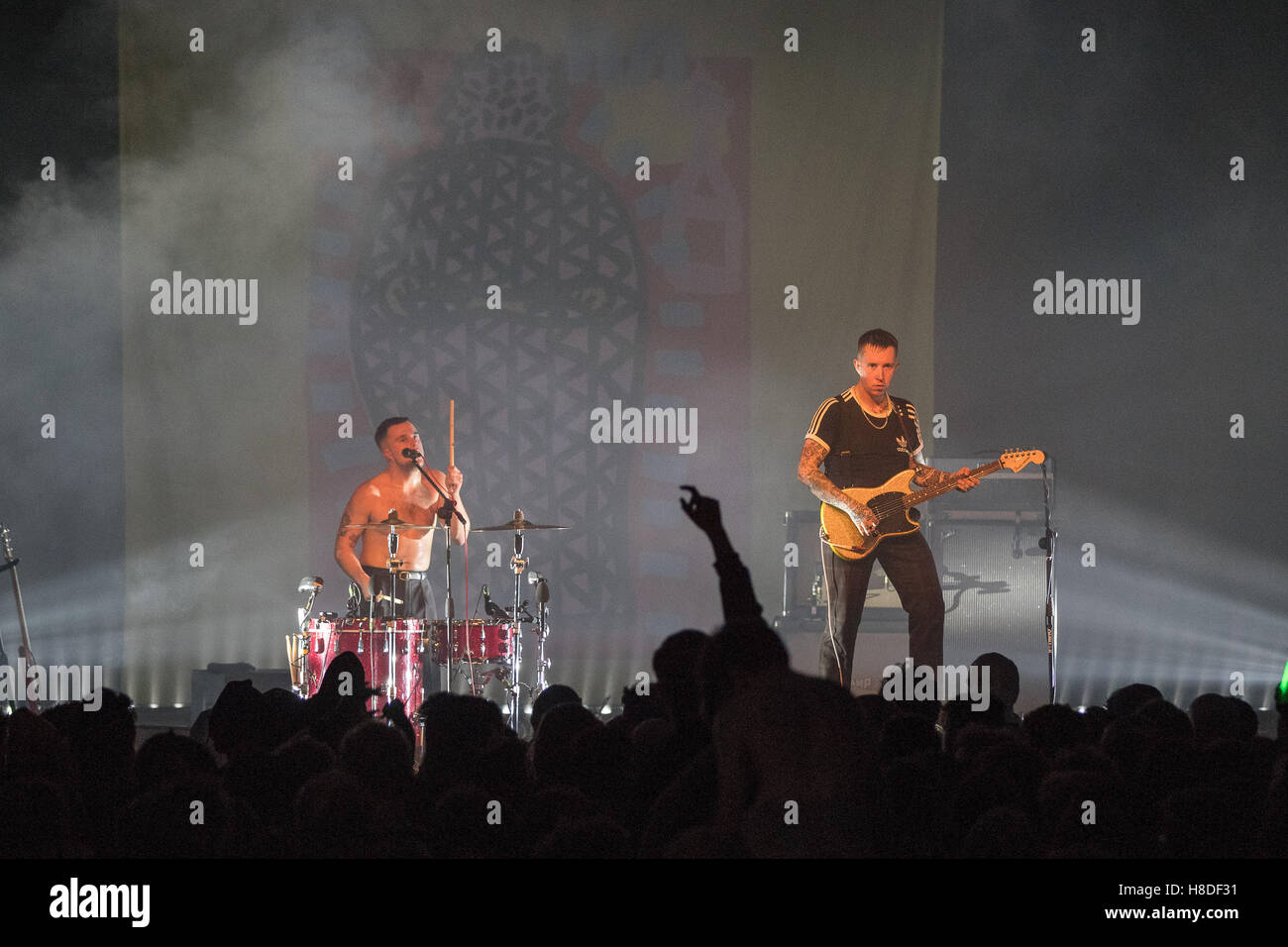 Bexhill, England. 10th November 2016, Slaves (Isaac Holman and Laurie ...