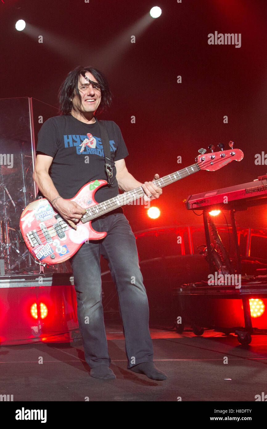 Waukegan, Illinois, USA. 9th Nov, 2016. ROBBY TAKAC of Goo Goo Dolls ...