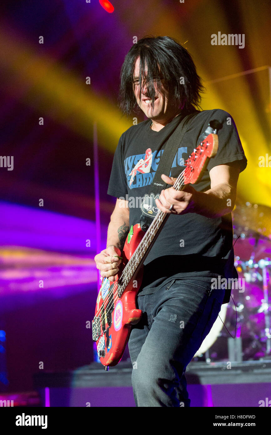 Waukegan, Illinois, USA. 9th Nov, 2016. ROBBY TAKAC of Goo Goo Dolls ...