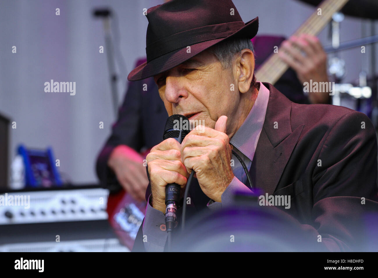 Canadian singer songwriter leonard cohen hi-res stock photography and ...