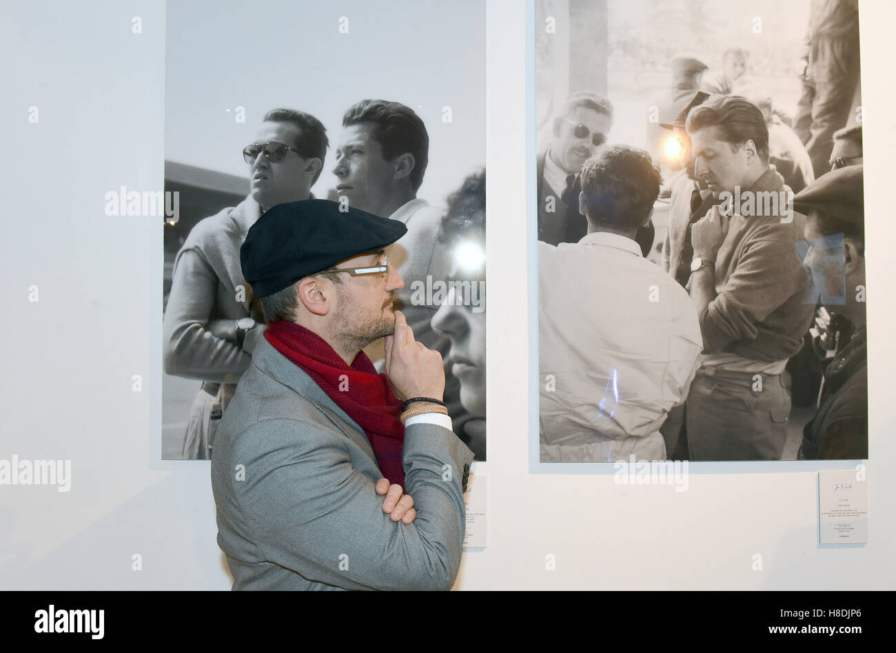 Munich, Germany. 10th Nov, 2016. A guest looking at photos at the ...