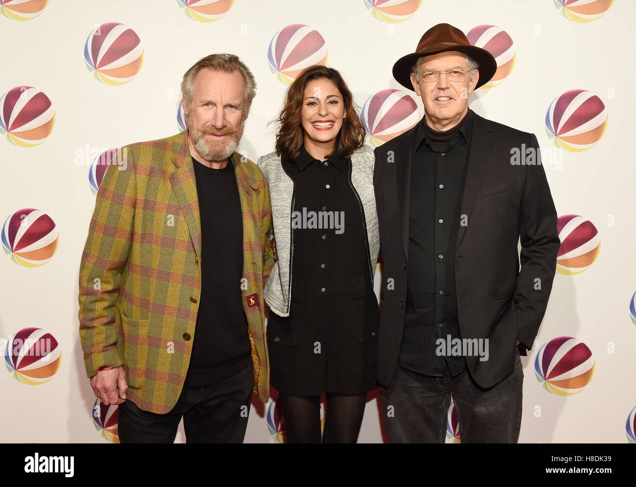 Munich, Germany. 10th Nov, 2016. Actors Nicholas Farrell (l-r), Funda ...