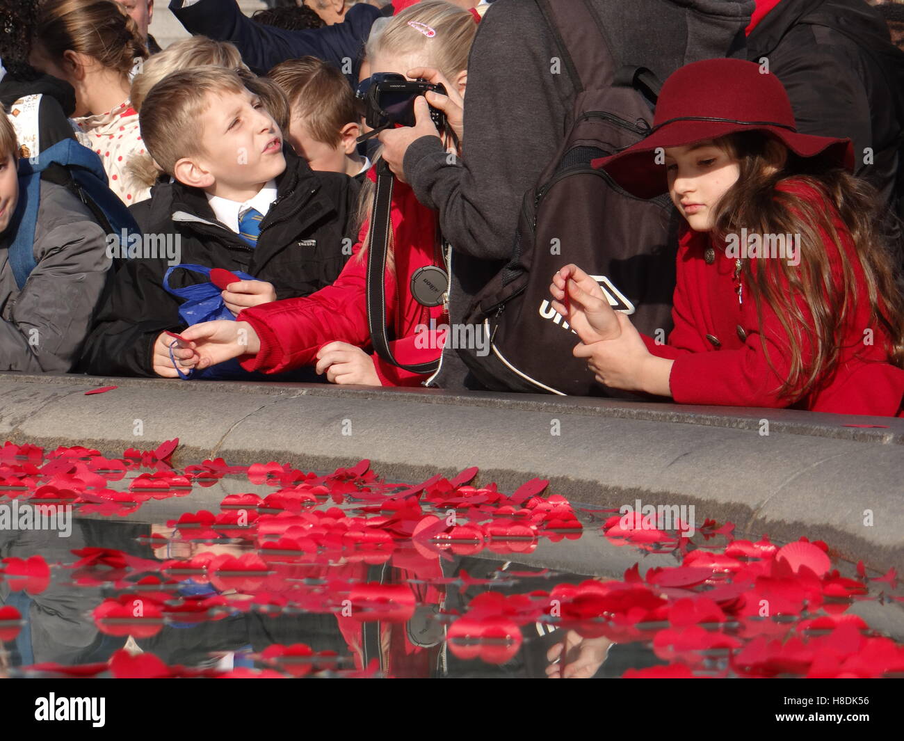 London, UK. 11th Nov, 2016. Silence in the square - Remembrance Day in ...