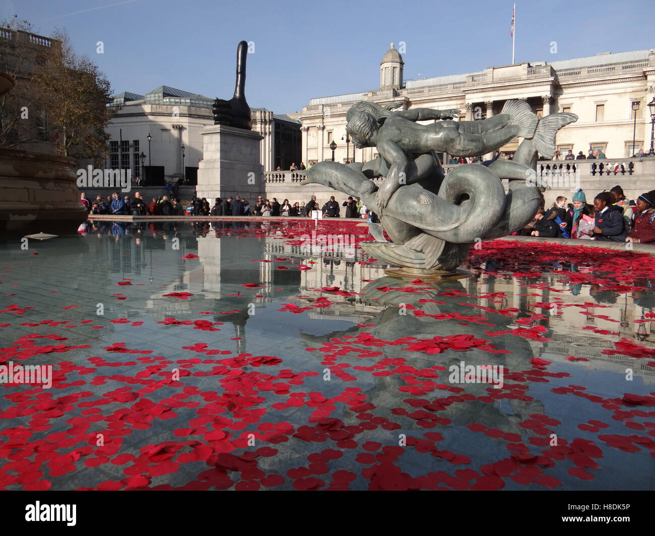 London, UK. 11th Nov, 2016. Silence in the square - Remembrance Day in ...