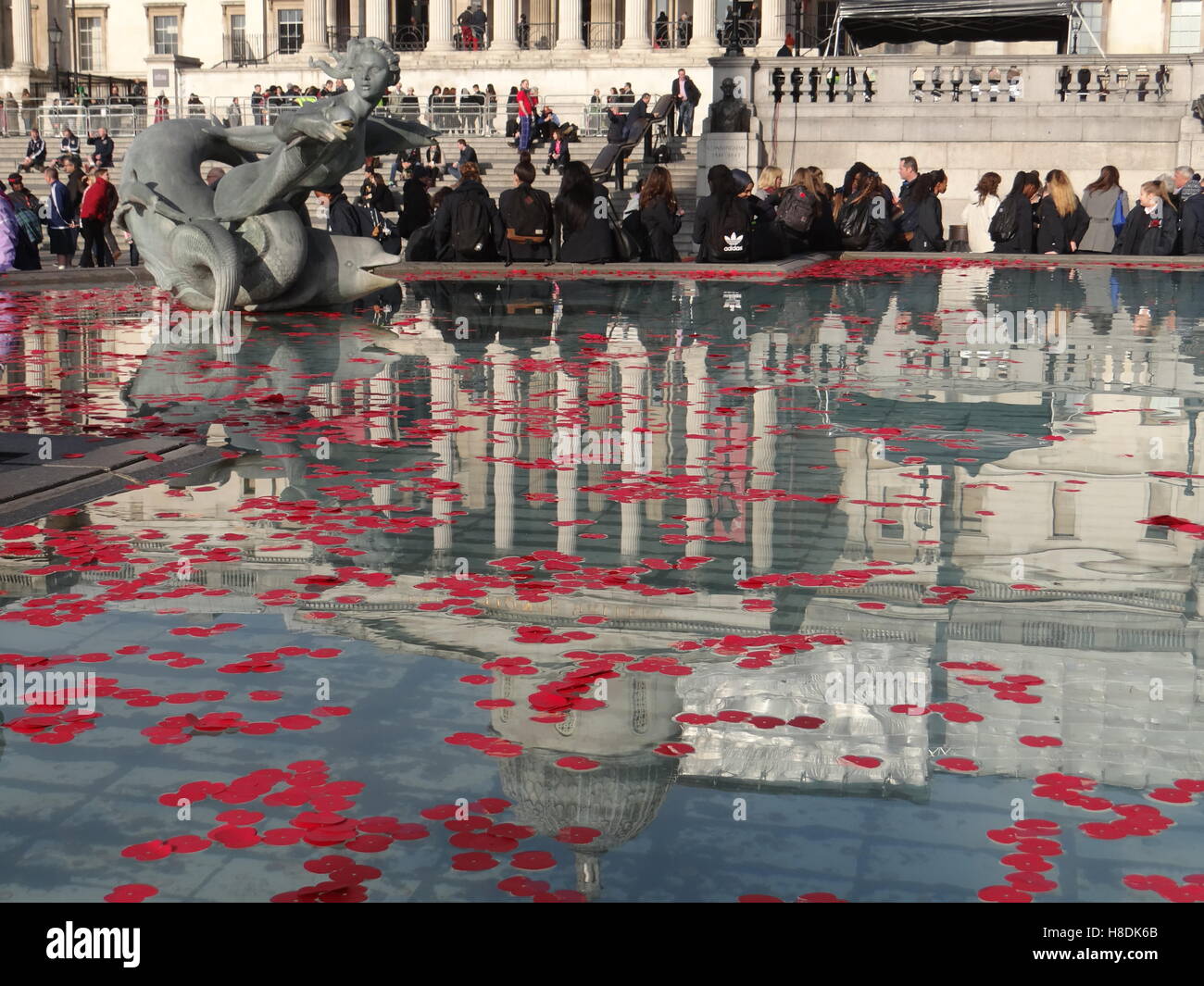 London, UK. 11th Nov, 2016. Silence in the square - Remembrance Day in ...