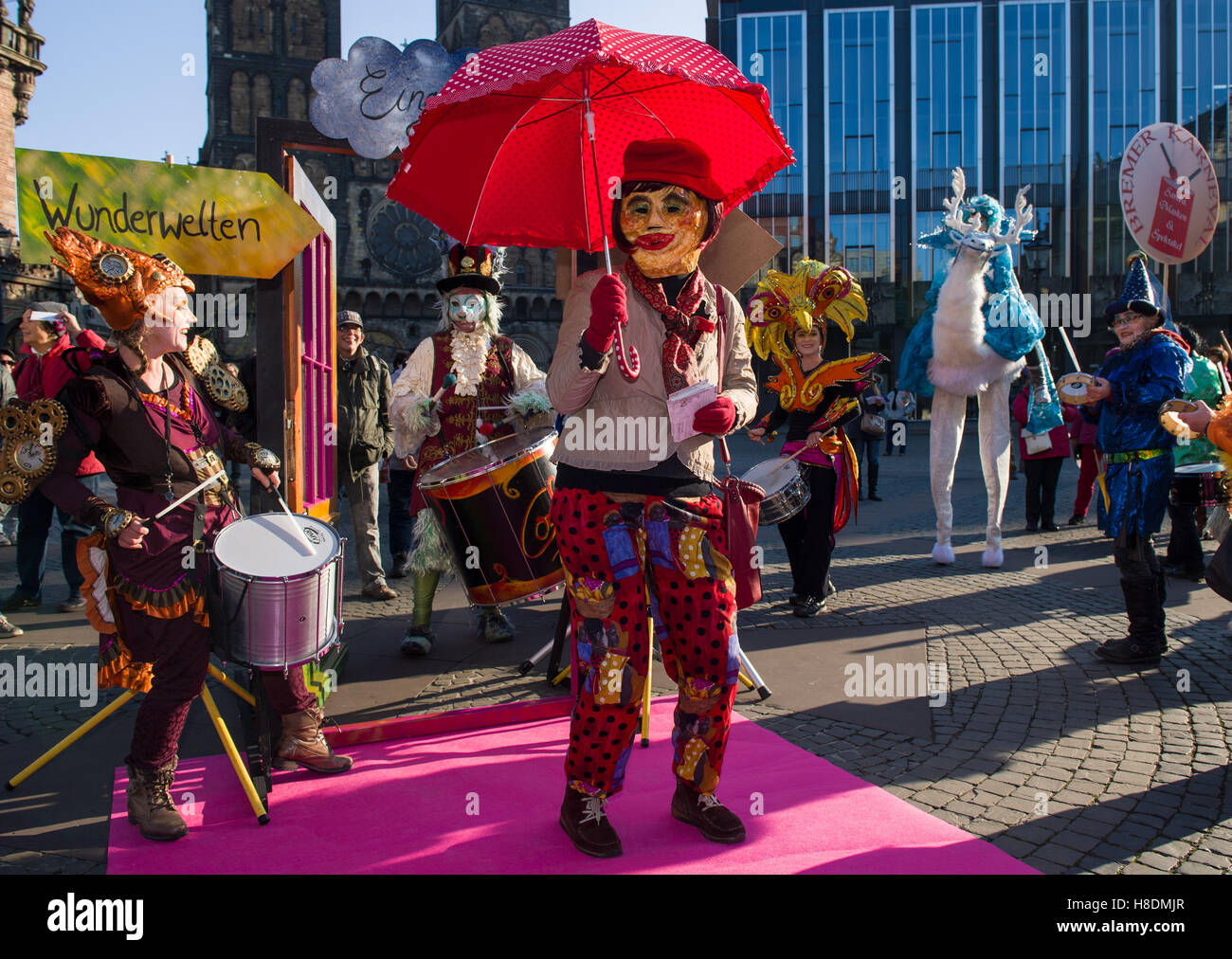 Bremen, Germany. 11th Nov, 2016. Actors in costume celebrate the start ...