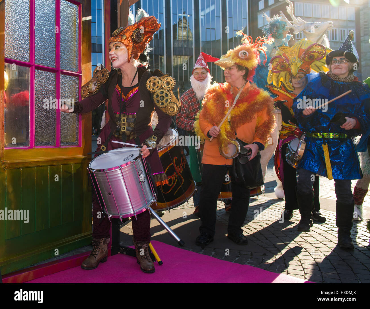 Bremen, Germany. 11th Nov, 2016. Actors in costume celebrate the start ...
