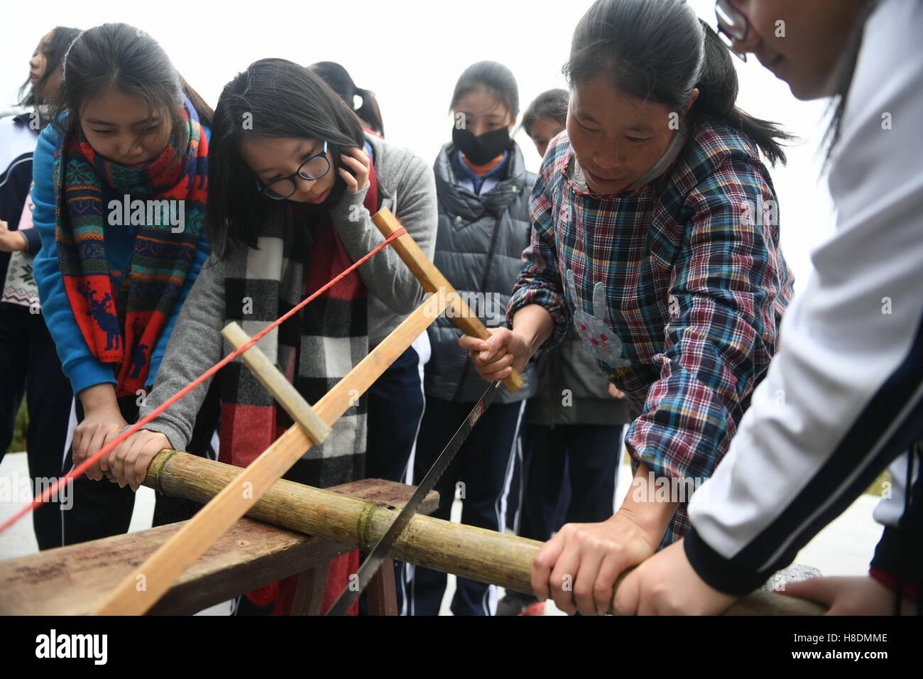 (161111) -- JINGGANG MOUNTAINS, Nov. 11, 2016 (Xinhua) -- A villager ...