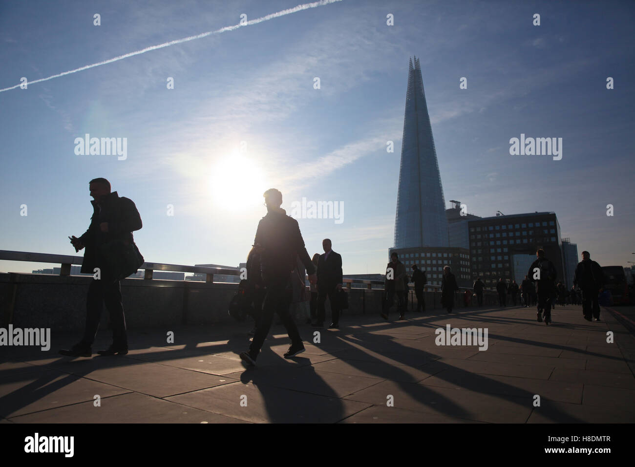 London, UK. 11th Nov, 2016. London Bridge. City workers on London ...