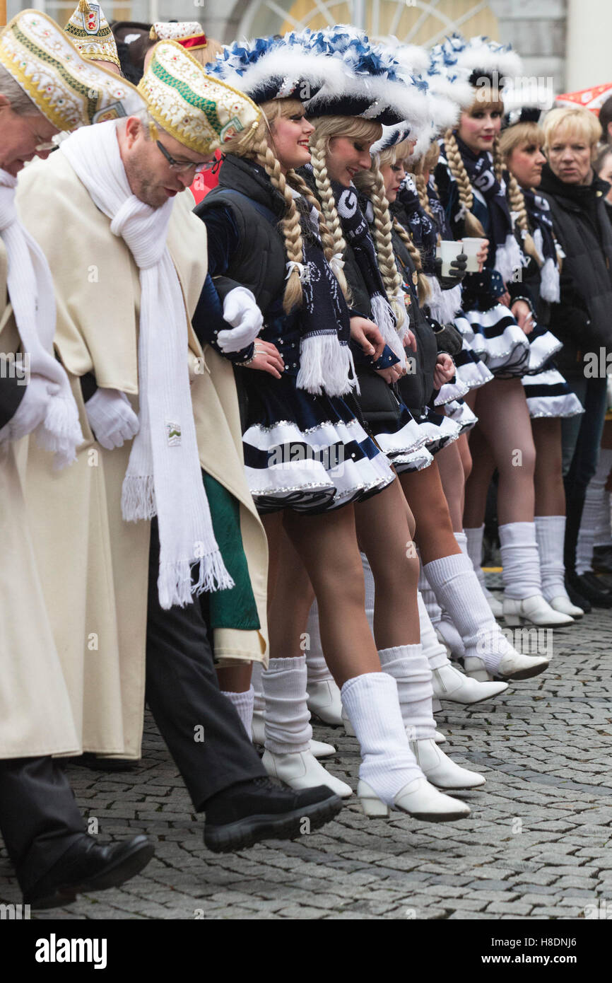 Düsseldorf, Germany, 11 November 2016. Carnival goers celebrate the ...