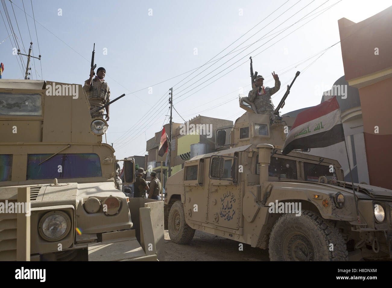 Mosul, Nineveh, Iraq. 11th Nov, 2016. 11/11/2016. Mosul, Iraq. Soldiers ...