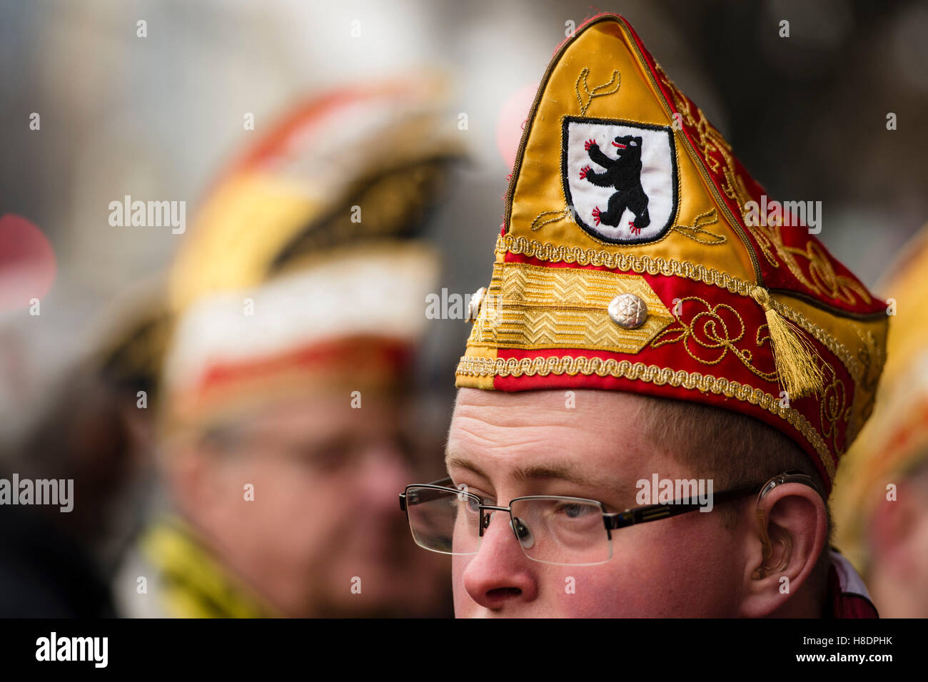 Berlin, Germany. 11th Nov, 2016. A man wears a carnival cap with a bear ...