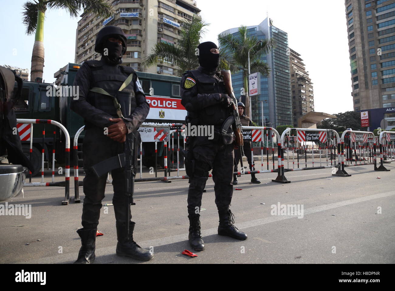 Cairo. 11th Nov, 2016. Egyptian security forces stand guard at a square ...