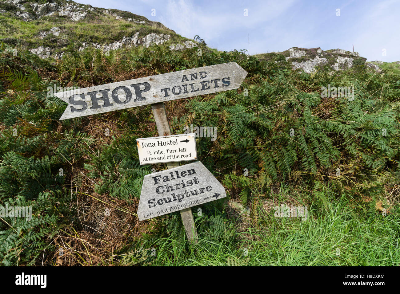 Iona, Scotland - Baile Mhor, the village. Shop and toilets sign Stock ...