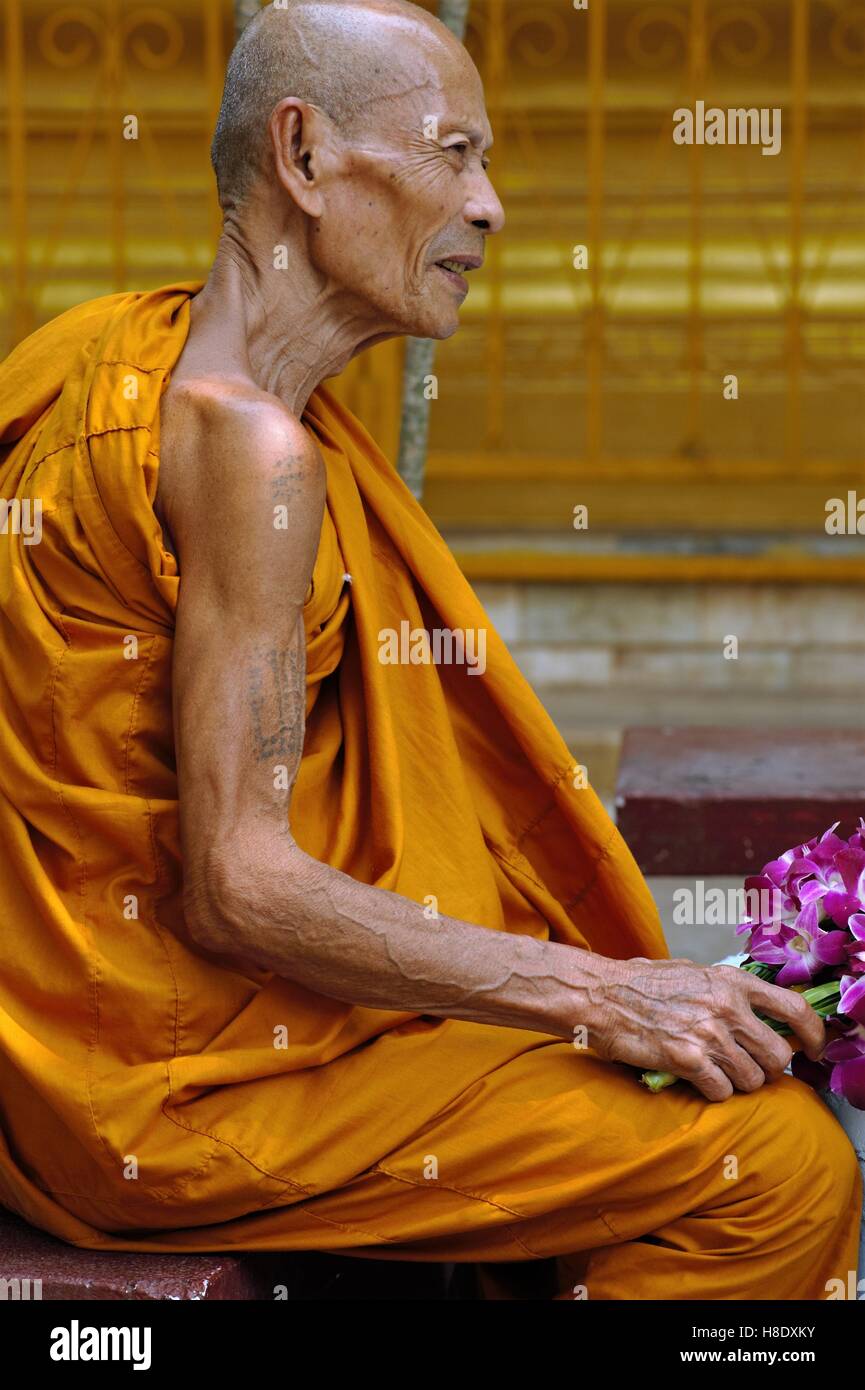 Thai monk hi-res stock photography and images - Alamy