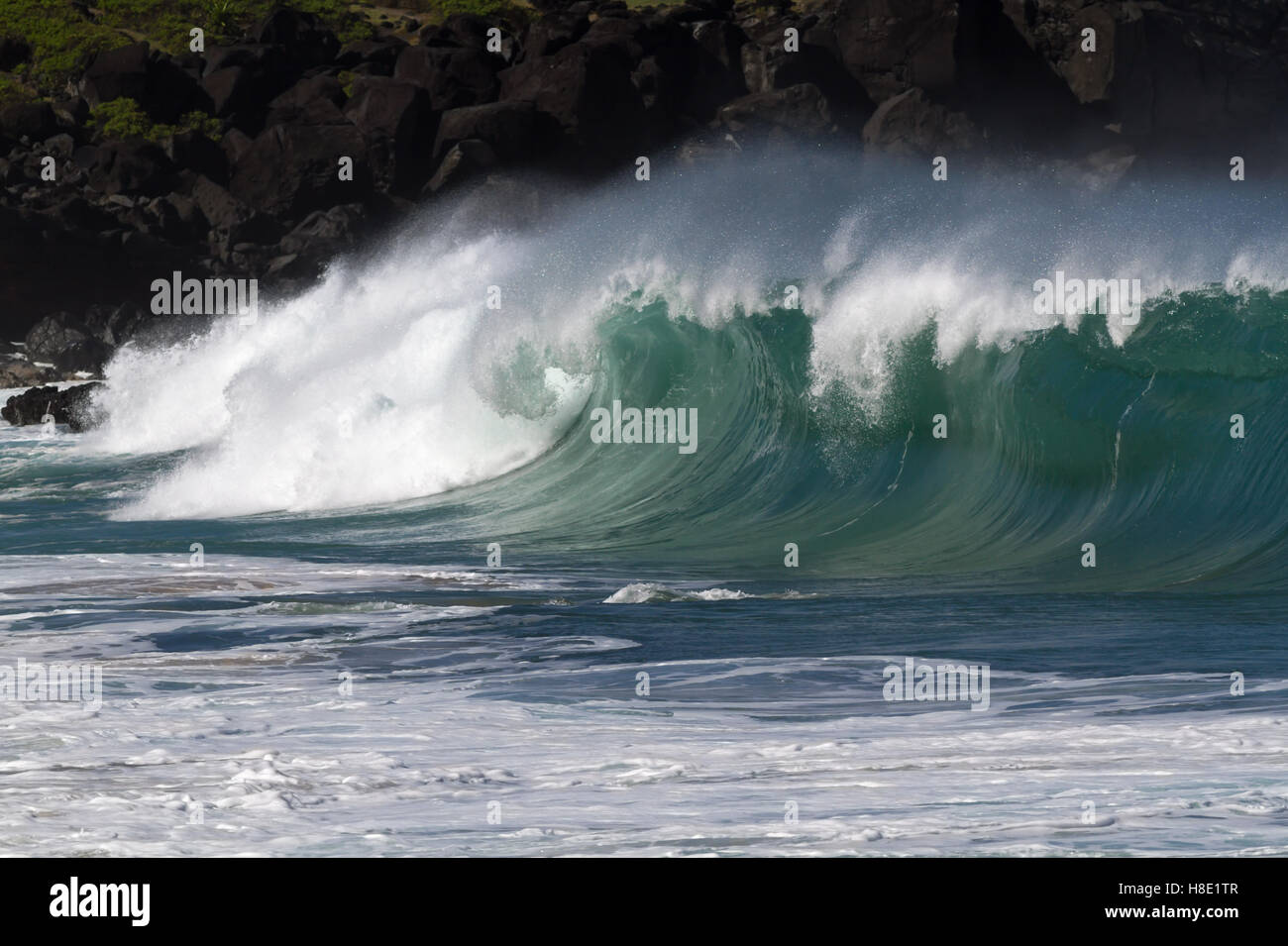 Big breaking waves, Waimea bay, Hale'iwa Oahu Hawaii Stock Photo - Alamy