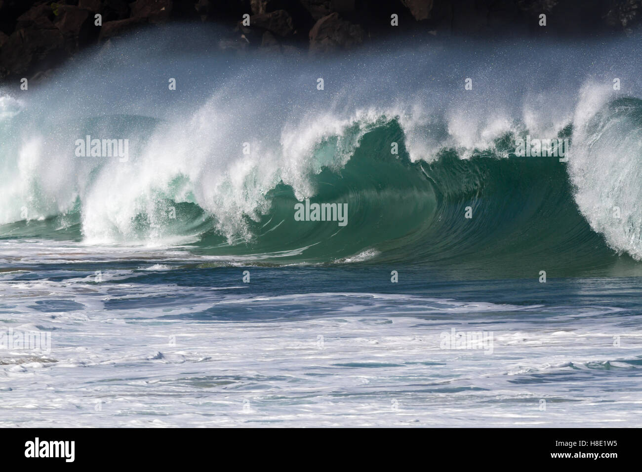 Big breaking waves, Waimea bay, Hale'iwa Oahu Hawaii Stock Photo - Alamy