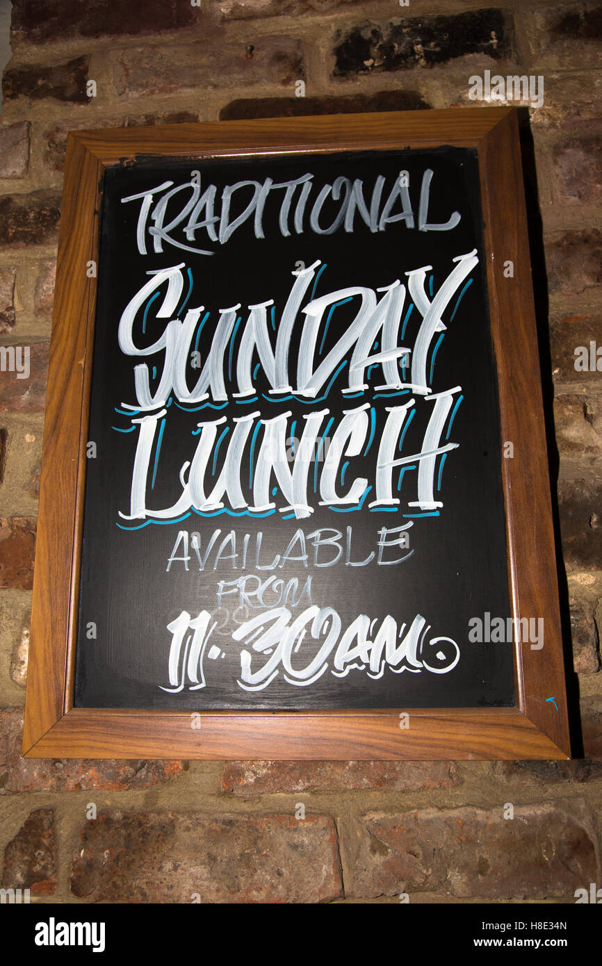 Sunday lunch pub hi-res stock photography and images - Alamy