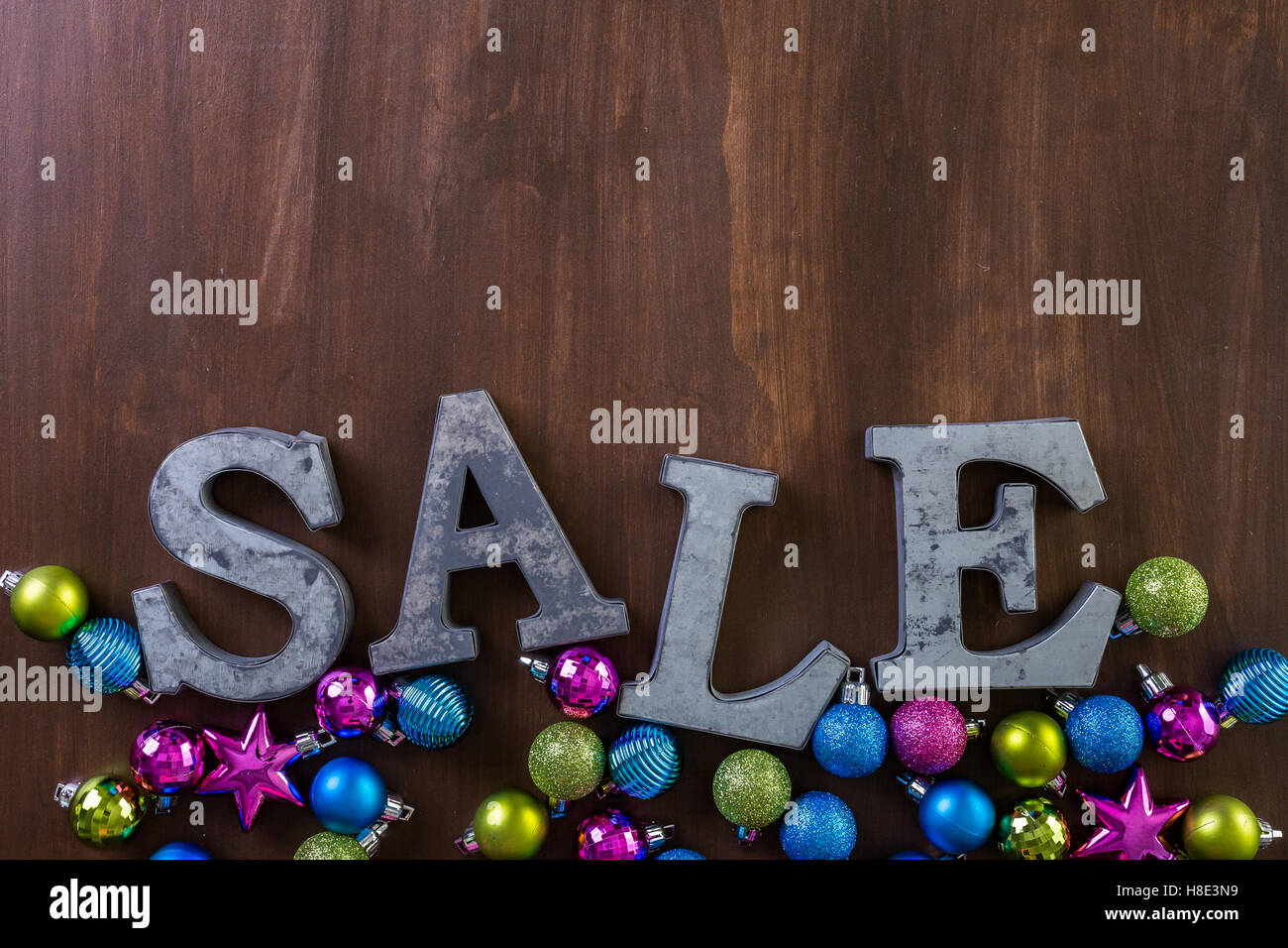 Tags with sale sign on wood board Stock Photo - Alamy