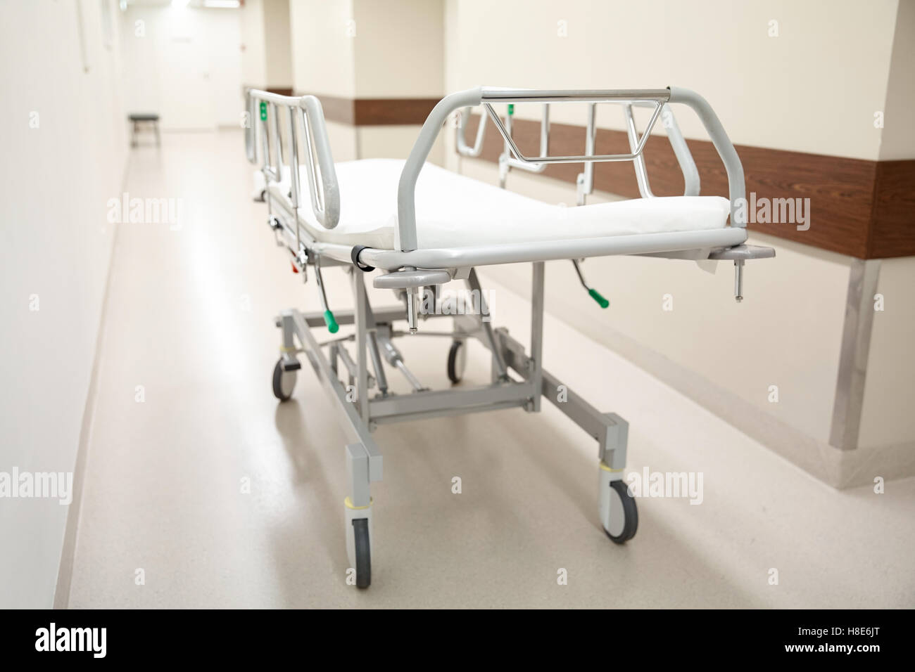 Hospital patients gurney hi-res stock photography and images - Alamy