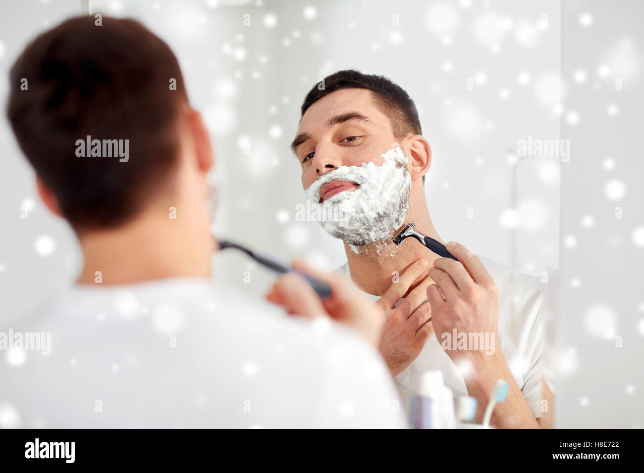 man shaving beard with razor blade at bathroom Stock Photo - Alamy