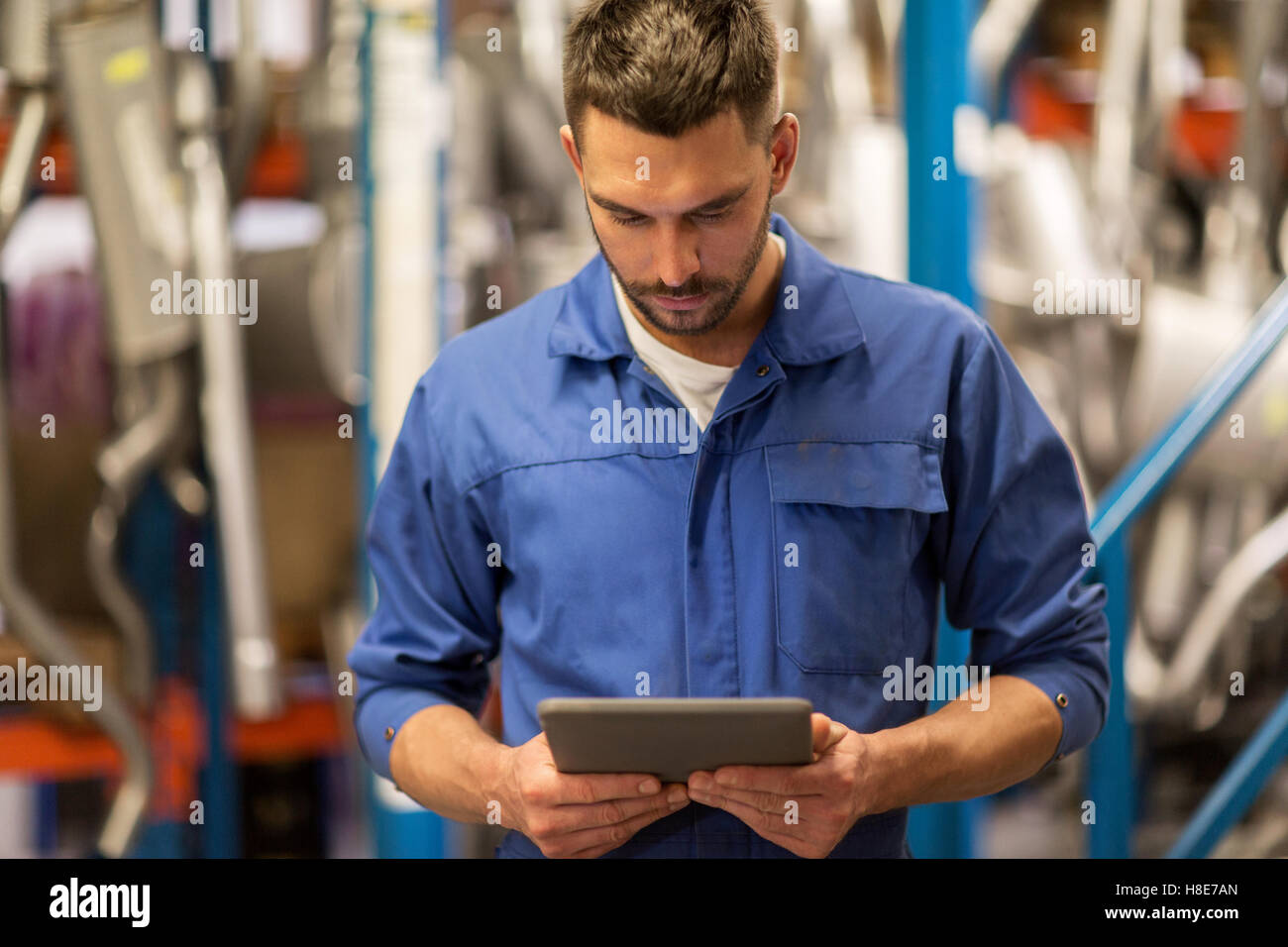 Auto mechanic smith tablet hi-res stock photography and images - Alamy