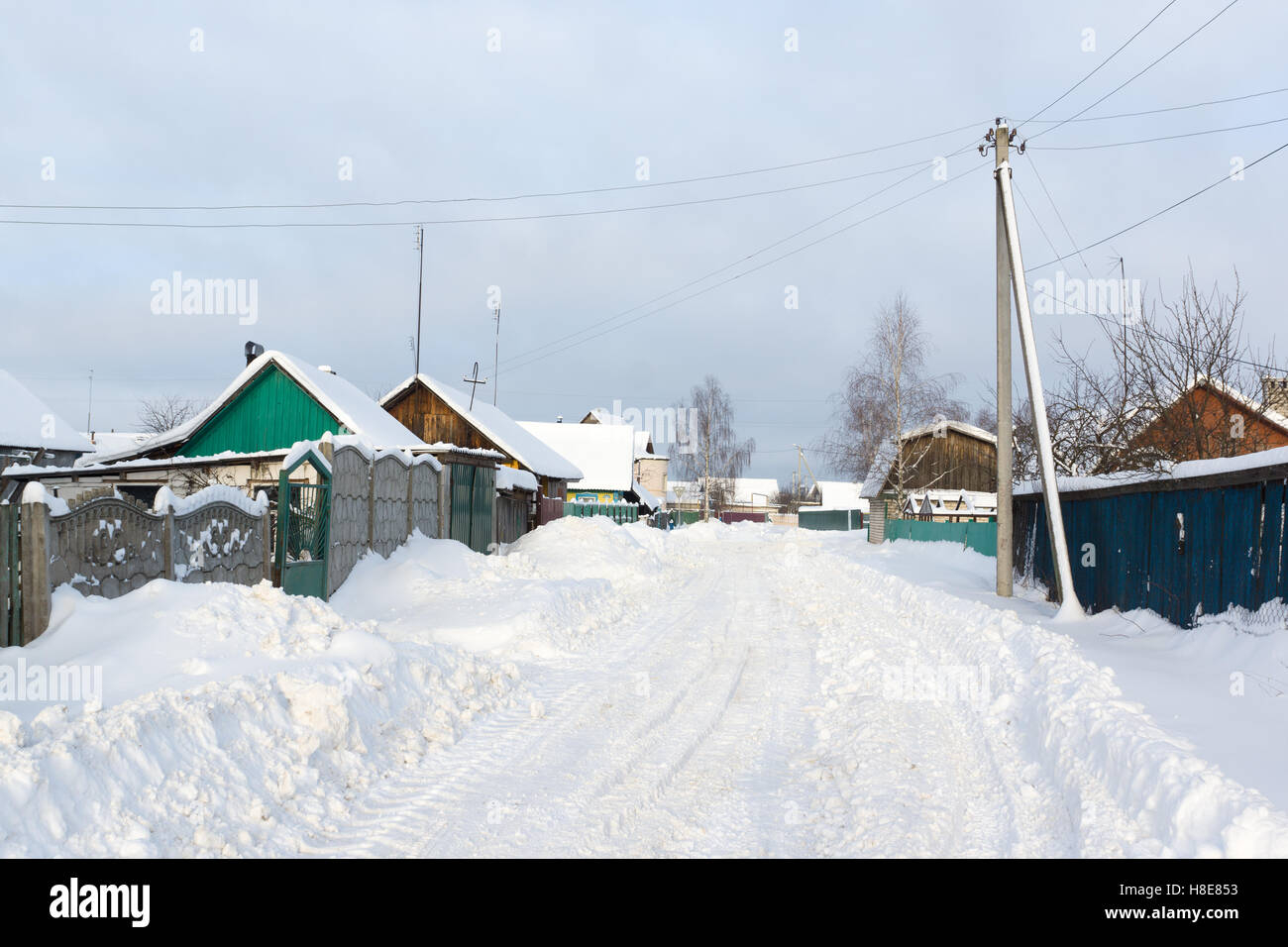 Footpath through farm buildings hi-res stock photography and images - Alamy