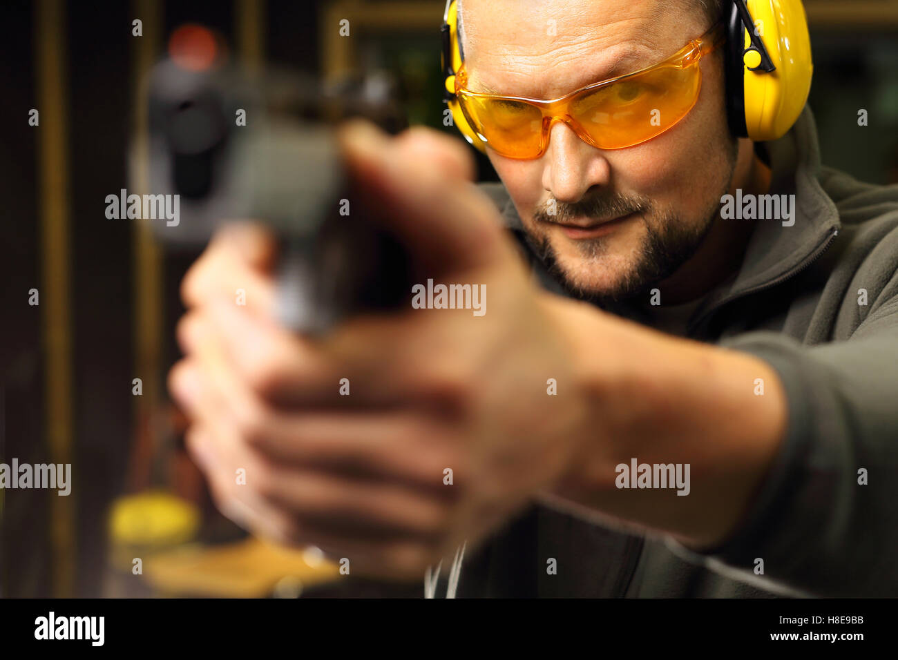 Man shooting range hi-res stock photography and images - Alamy