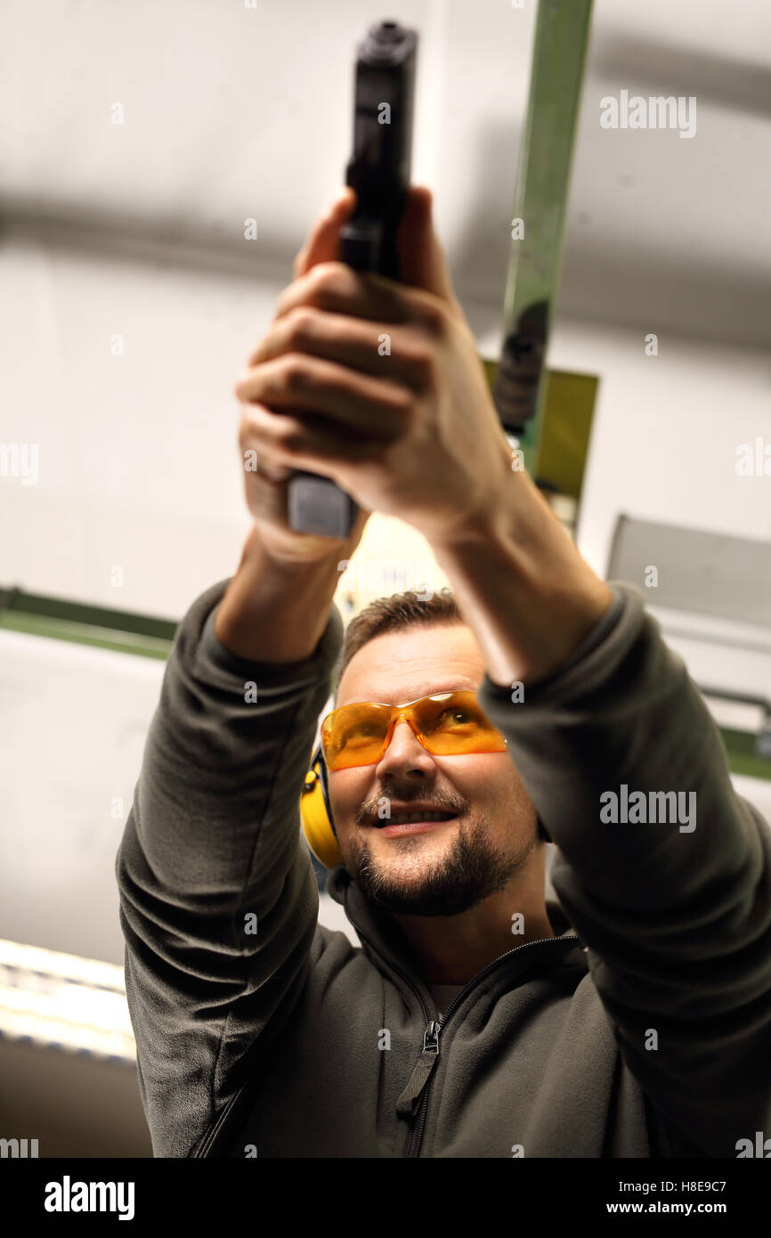 Man shooting range hi-res stock photography and images - Alamy