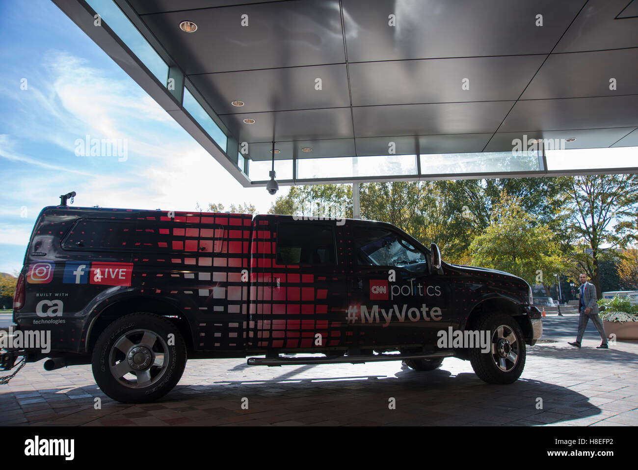 News truck hi-res stock photography and images - Alamy