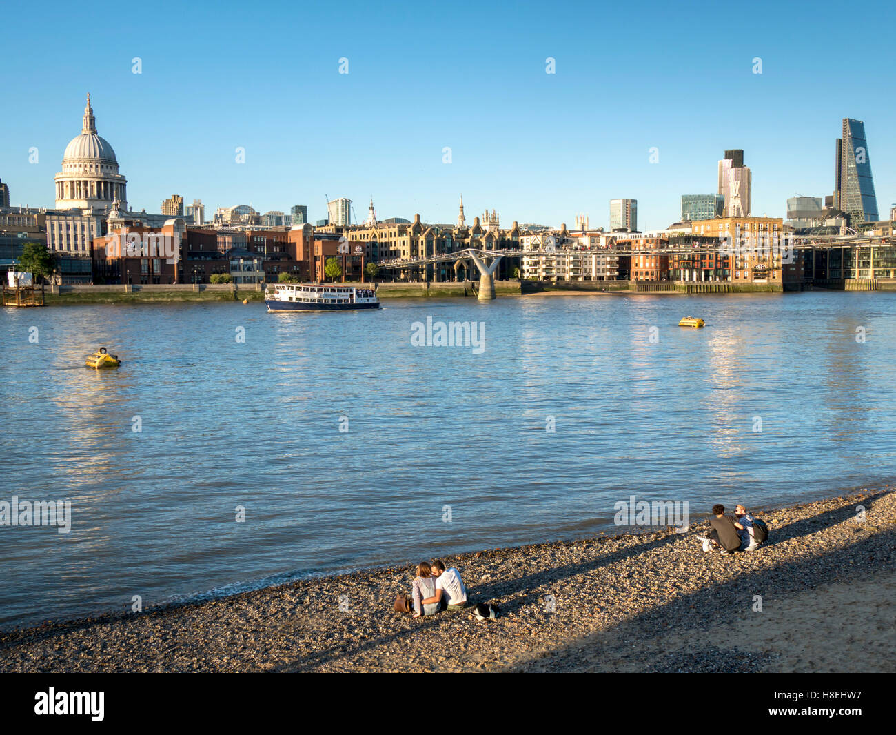 Four young women beach uk hi-res stock photography and images - Alamy