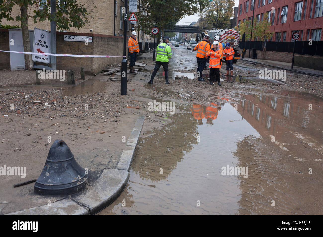 Burst water main and london hi-res stock photography and images - Alamy